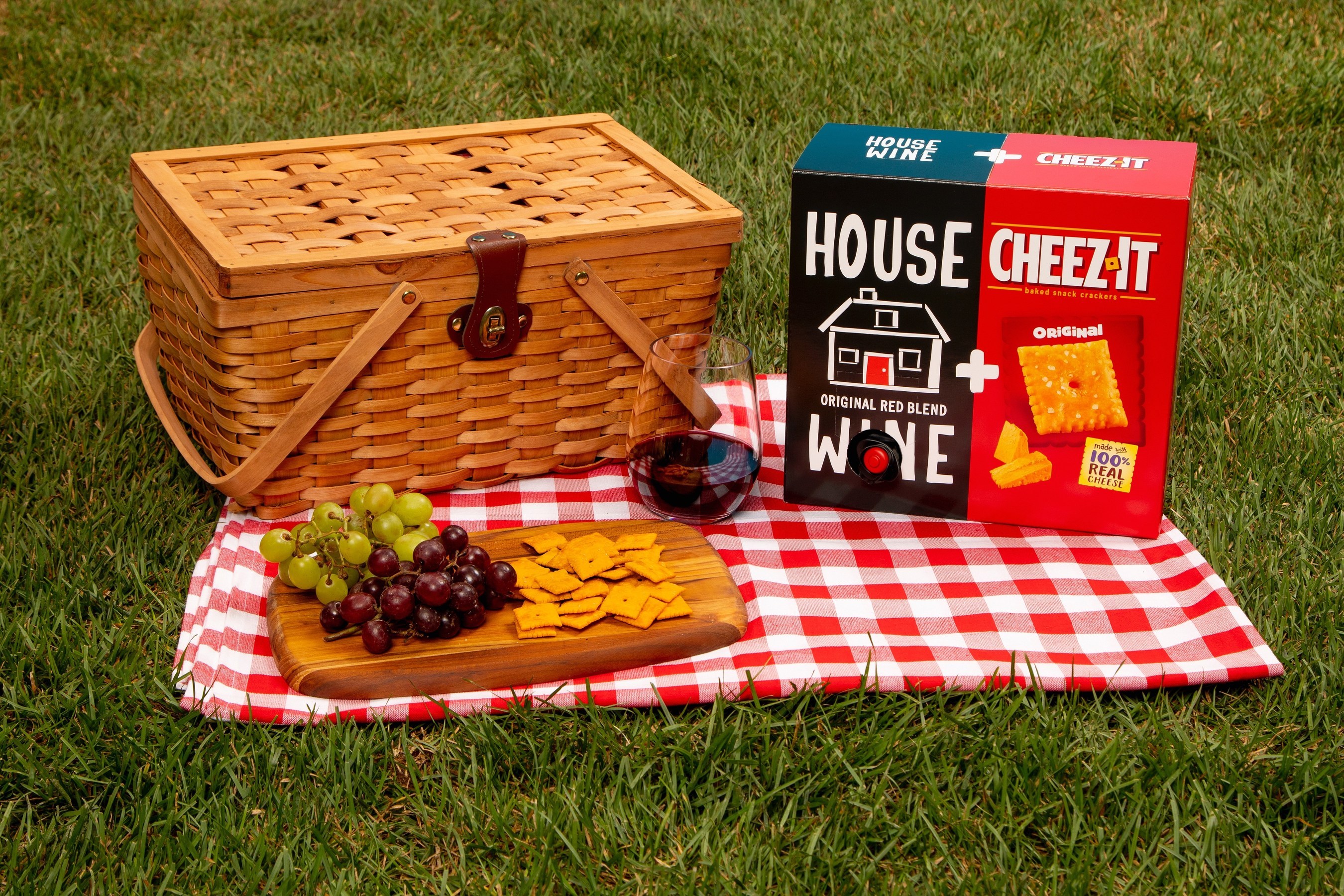 Wine and Cheez-It's come together in the perfect picknick box