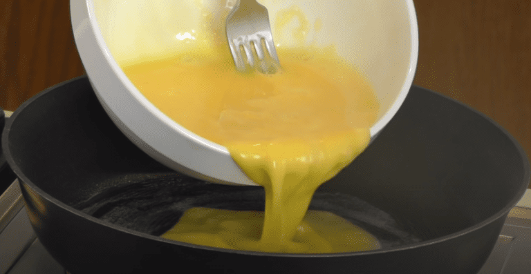 Chef Gordon Ramsay shows how to make perfect fluffy scrambled eggs and ...