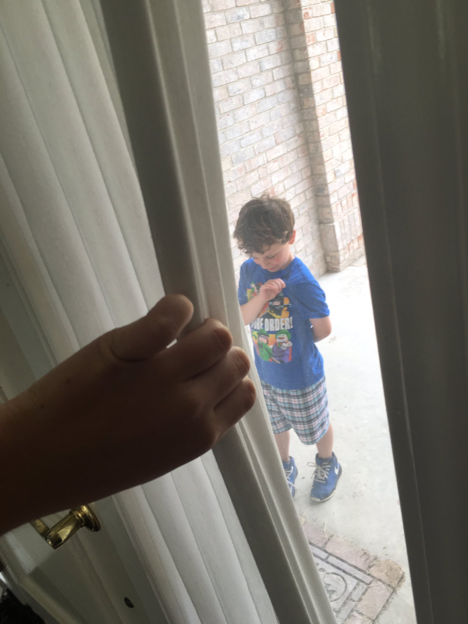 Little boy misses deployed dad so he goes to neighbor with sweet ...