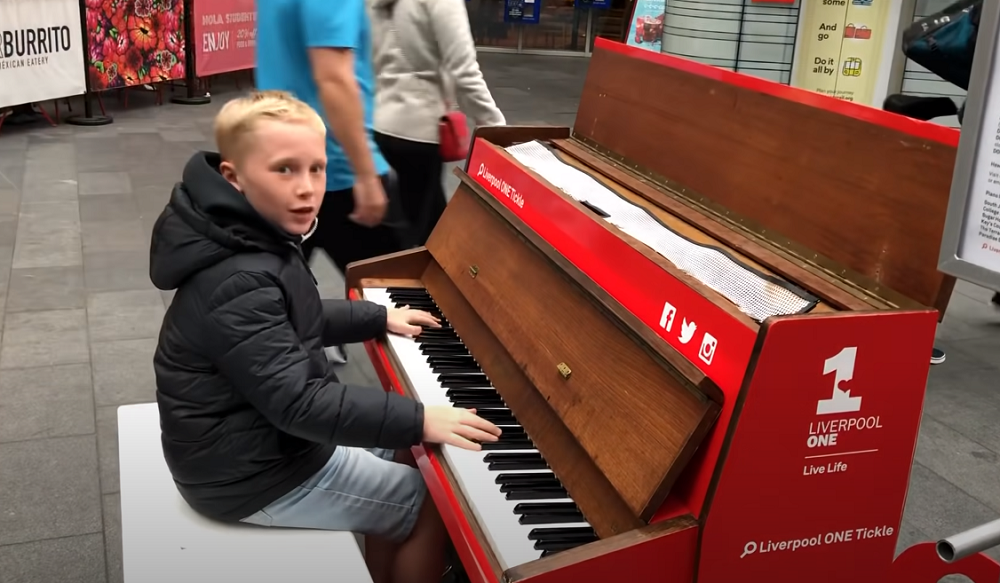 Little boy sits at piano, plays medley of dance hits and gathers a huge ...
