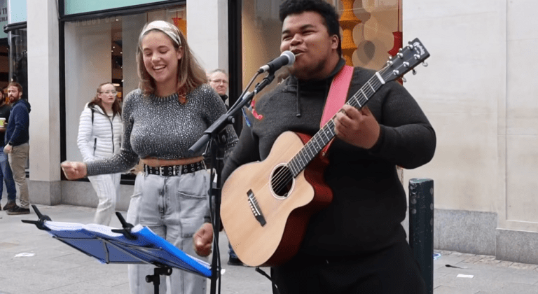Busking duo stuns crowd when man channels his inner Michael Jackson for ...