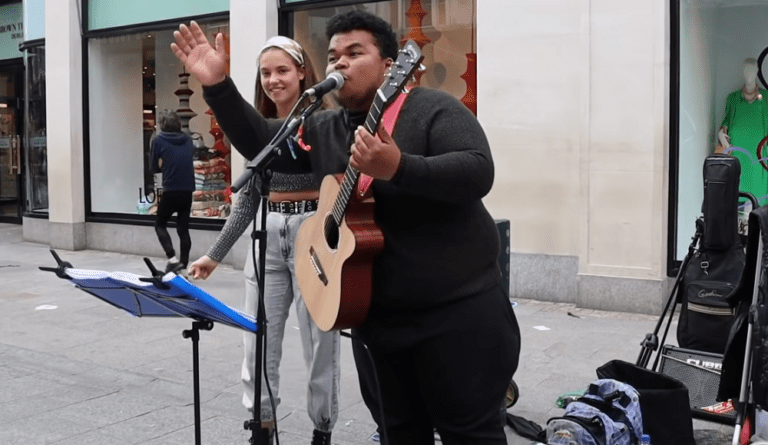 Busking duo stuns crowd when man channels his inner Michael Jackson for ...