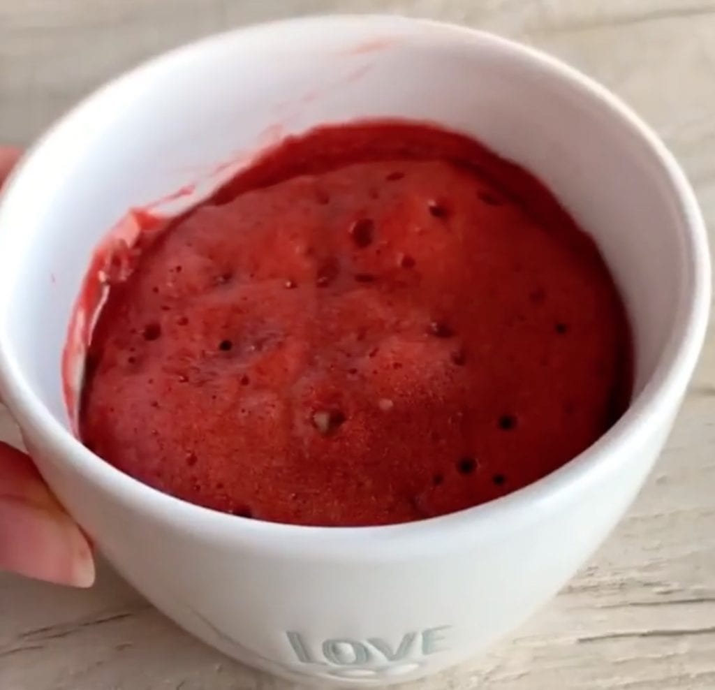 Baker wows internet with simple and delicious red velvet mug cake recipe