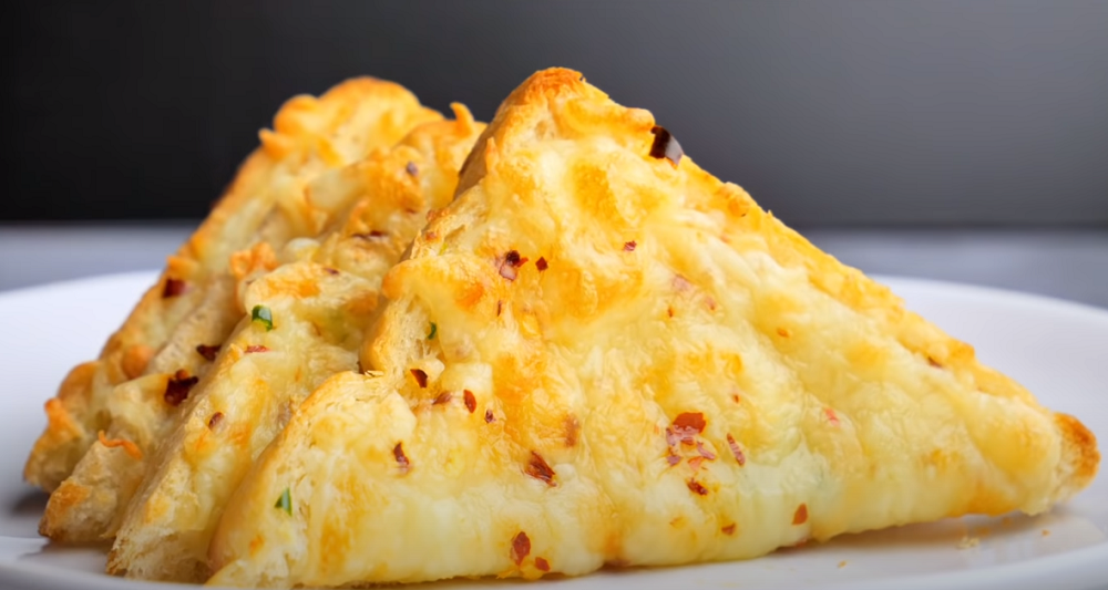 You can make this savory chili-cheese toast in just 5 minutes