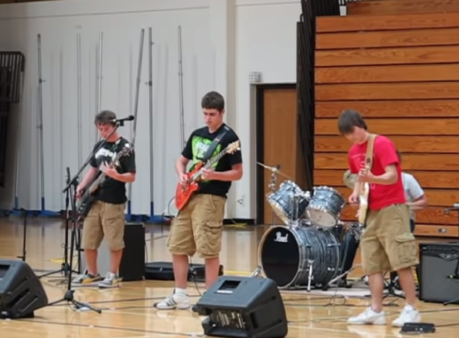 Teens steal the show in High School talent show with Metallica iconic song