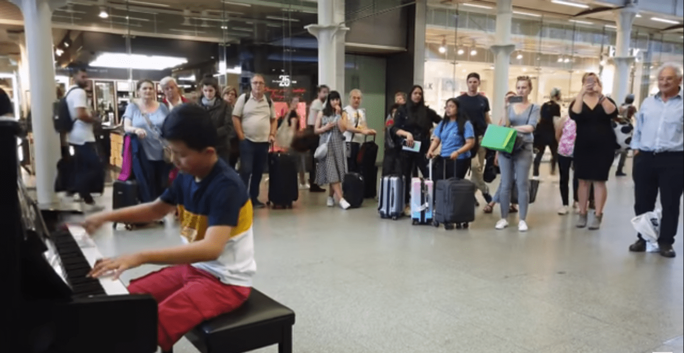 12-year-old pianist draws massive crowd with perfect cover of Queen