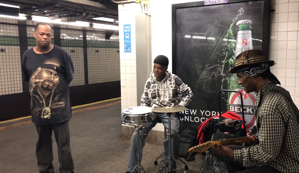 Subway performer sings breath taking version of Unchained Melody