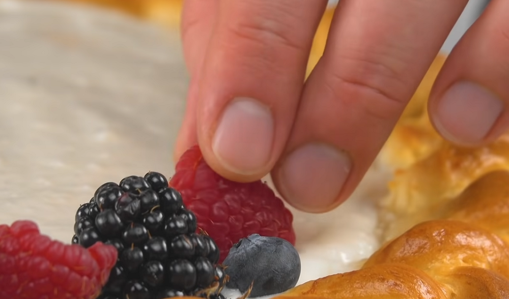 Use a pot cover to make the most beautiful braided pie crust