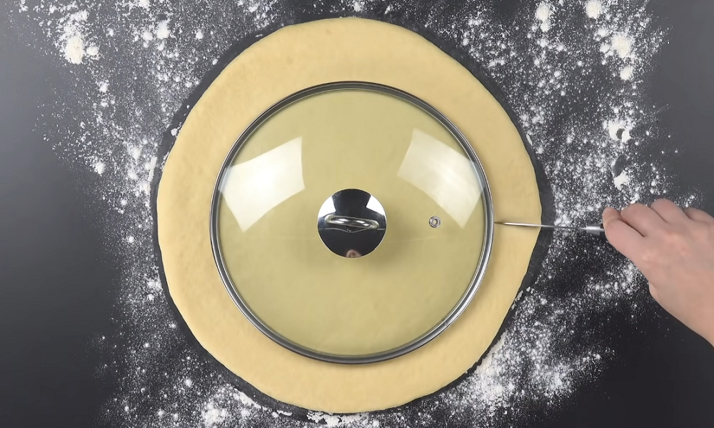 Use a pot cover to make the most beautiful braided pie crust