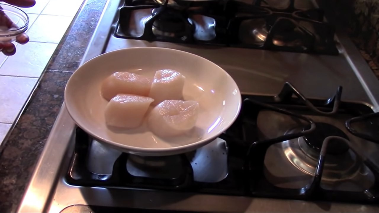 Professional chef shares the secret to get perfectly seared scallops ...
