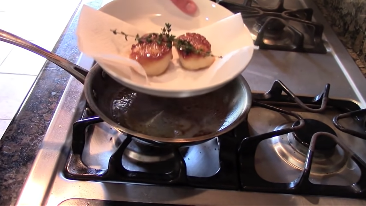 Professional chef shares the secret to get perfectly seared scallops ...