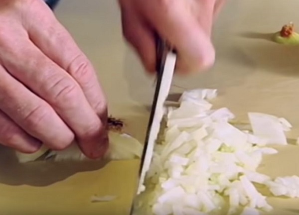 Gordon Ramsey shares how to chop an onion without crying