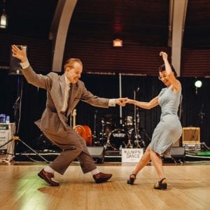Couple owns the floor with showstopping dance moves