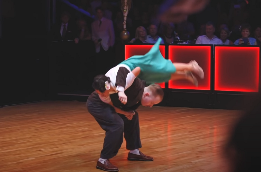 Couple owns the floor with showstopping dance moves