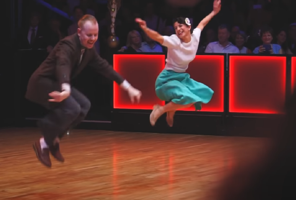 Couple owns the floor with showstopping dance moves