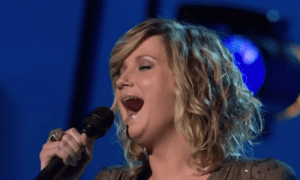 Jennifer Nettles performs one of Neil Diamond’s greatest hits making ...