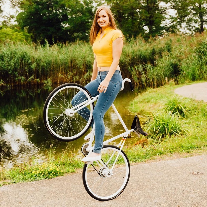 Woman rides bike in front of crowd – leaves them breathless with heart ...