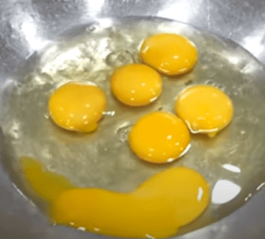 Chef shares how to make the yummiest and cheesiest breakfast sandwich