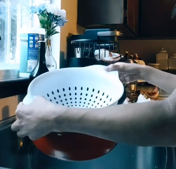 Most people have no idea how to strain pasta correctly. Professional ...