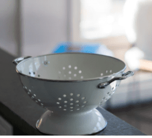 Most people have no idea how to strain pasta correctly. Professional ...