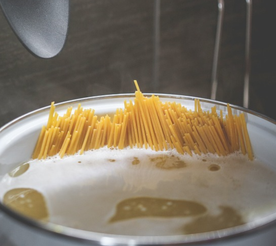 Most people have no idea how to strain pasta correctly. Professional ...