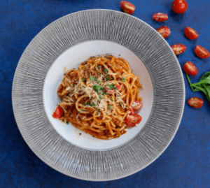 Most people have no idea how to strain pasta correctly. Professional ...