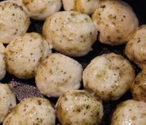 Woman’s spirited tutorial for best cheesy-stuffed garlic bread biscuits ...