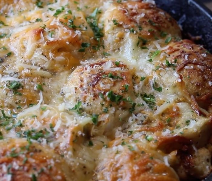 Woman’s spirited tutorial for best cheesy-stuffed garlic bread biscuits ...