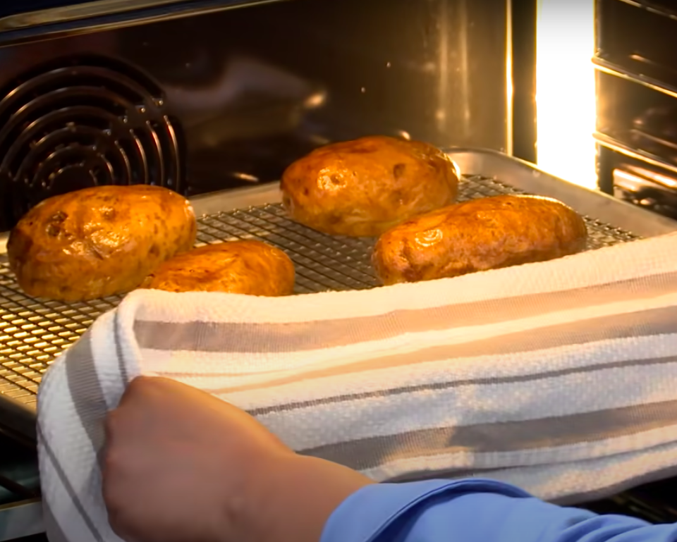 Chef shares method for cooking baked potatoes that come out perfect ...