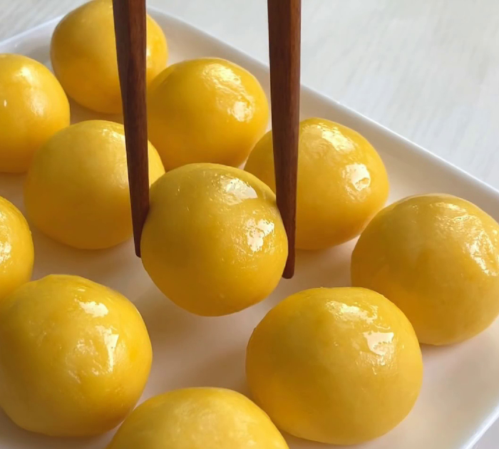 Mouthwatering tutorial shows how to turn an egg into a sweet and chewy ...