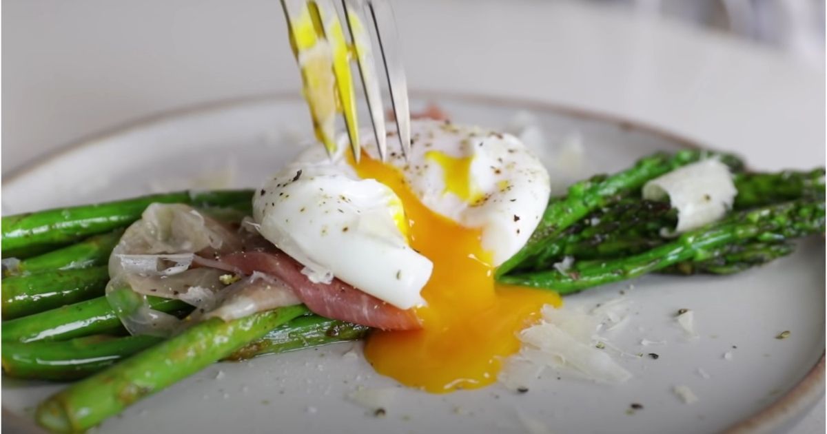 Woman shares method for poaching eggs so they turn out perfect every time