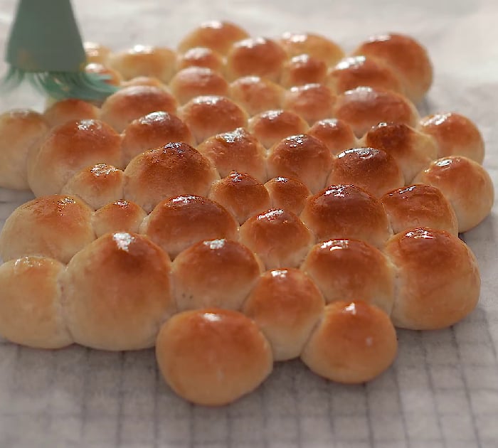 This light and doughy bubble bread recipe is highly addictive