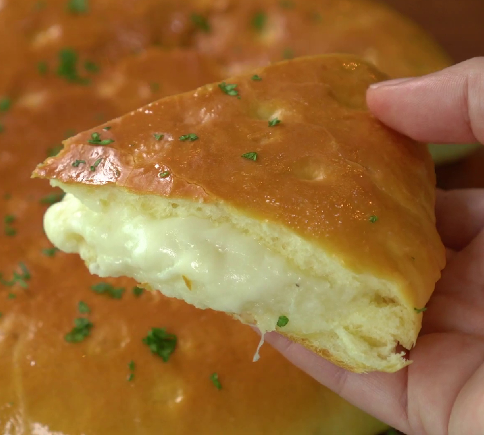 Woman shares gooey delicious recipe for cheesy stuffed potato bread