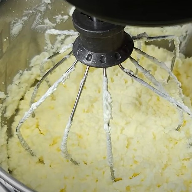 Woman shows how to make delicious homemade butter using just one ingredient