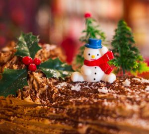 Woman shares recipe for the yummiest 10-minute yule log cake
