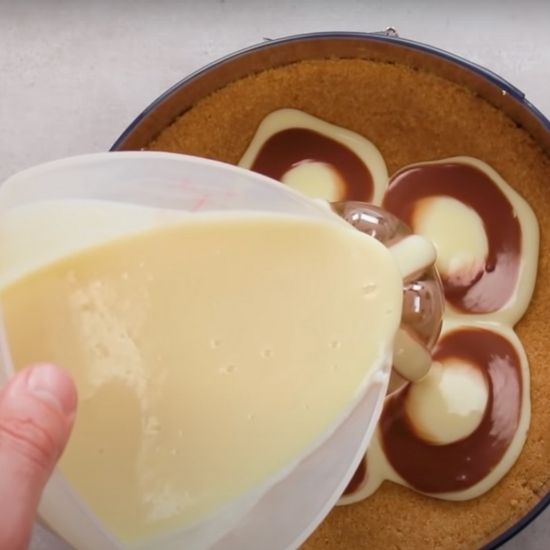 Man cuts top off plastic bottle and places in center of cake for ...
