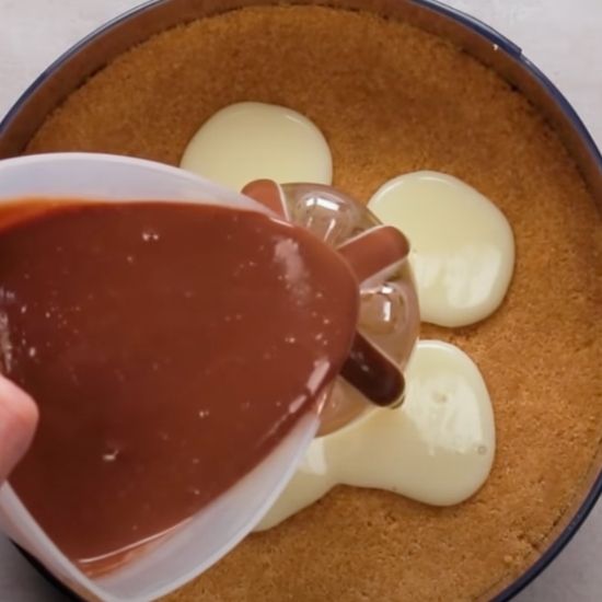 Man cuts top off plastic bottle and places in center of cake for ...
