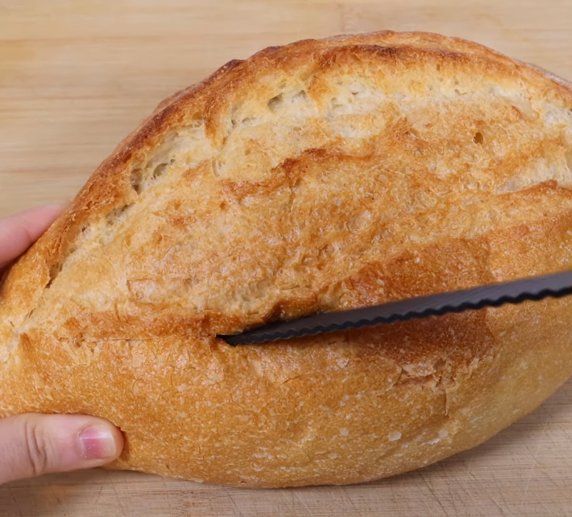 Pour 7 eggs into a hollowed-out bread loaf for delicious breakfast idea
