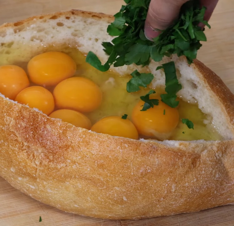 Pour 7 eggs into a hollowed-out bread loaf for delicious breakfast idea