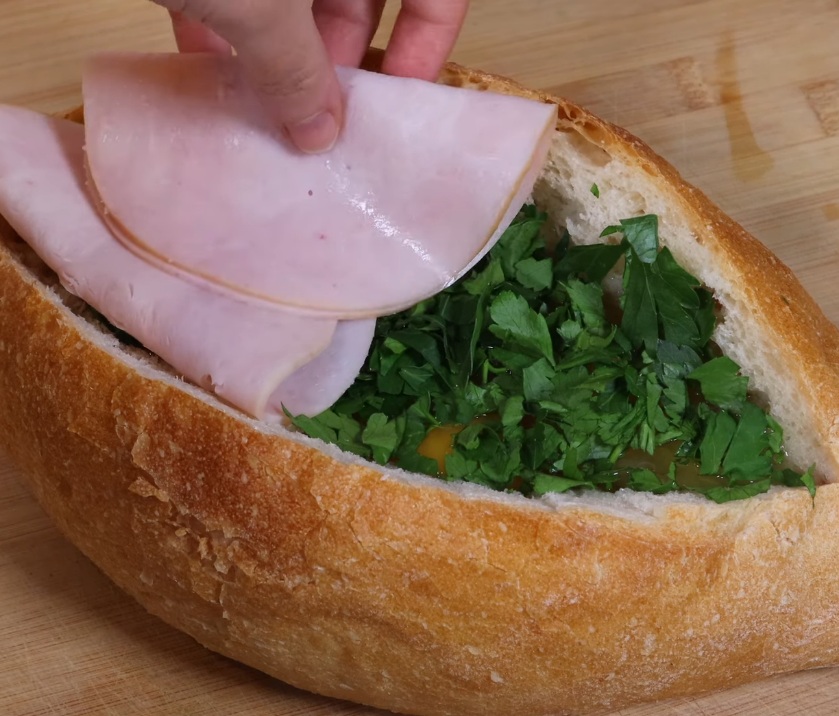 Pour 7 eggs into a hollowed-out bread loaf for delicious breakfast idea