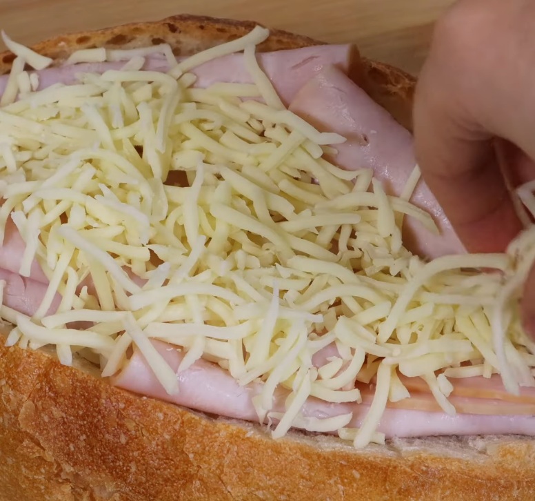 Pour 7 eggs into a hollowed-out bread loaf for delicious breakfast idea