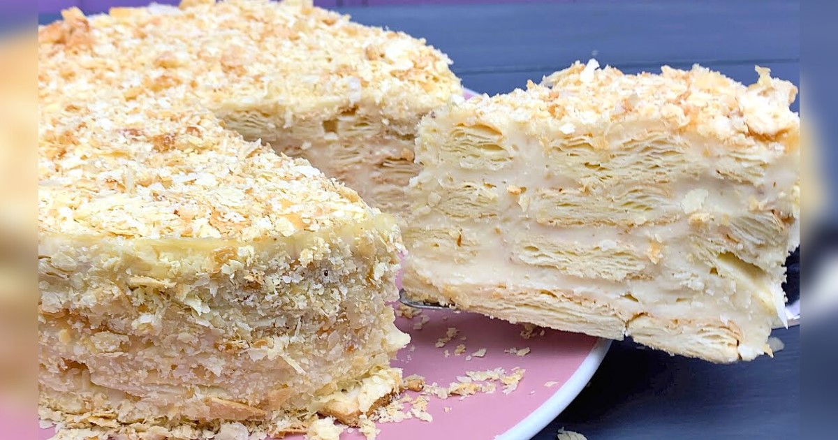 Delicioso y delicado pastel de crema pastelera sin hornear se prepara ...