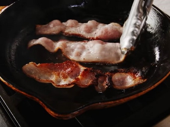 Professional chef says stop frying bacon. Here’s how to cook it so it’s ...