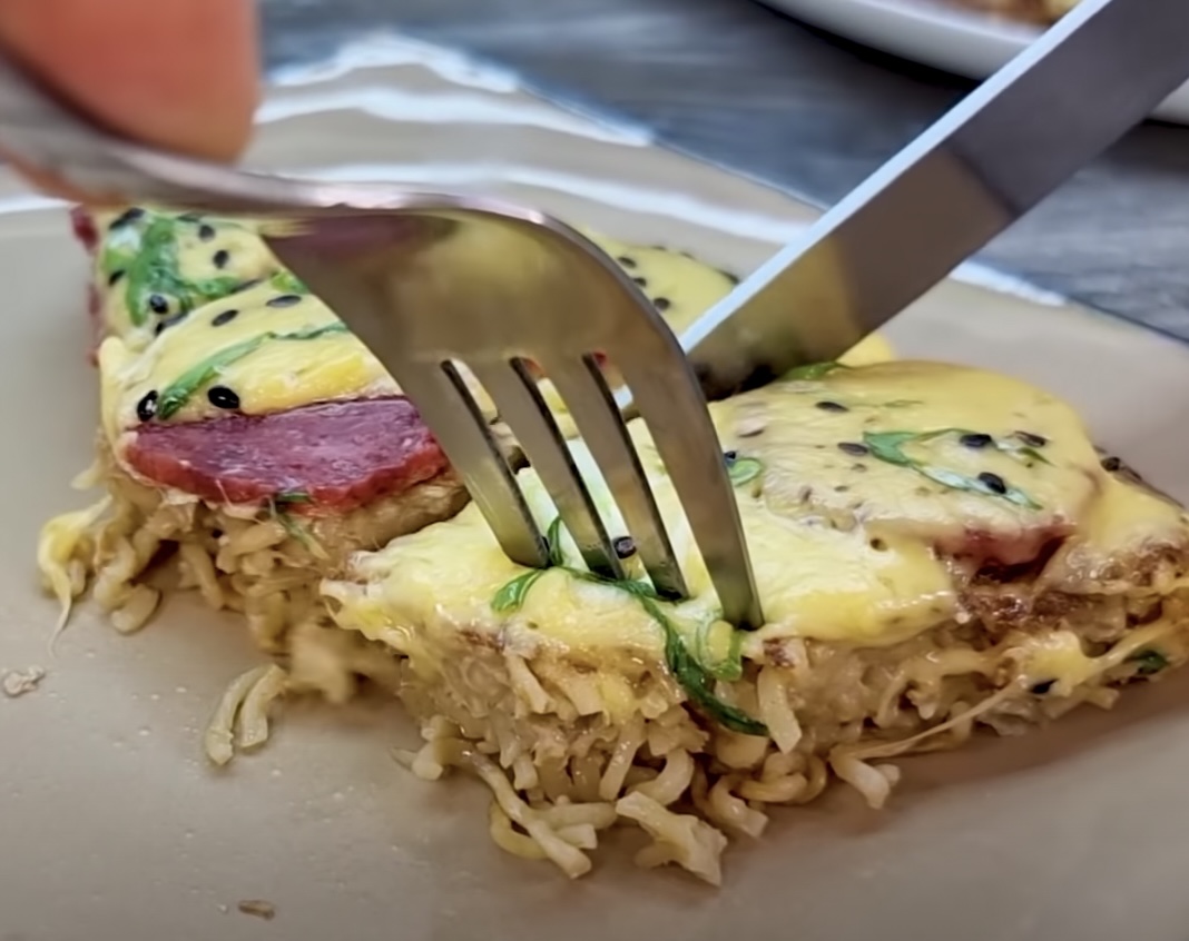 Man uses ramen to turn into a flavorful breakfast that’s packed with flavor