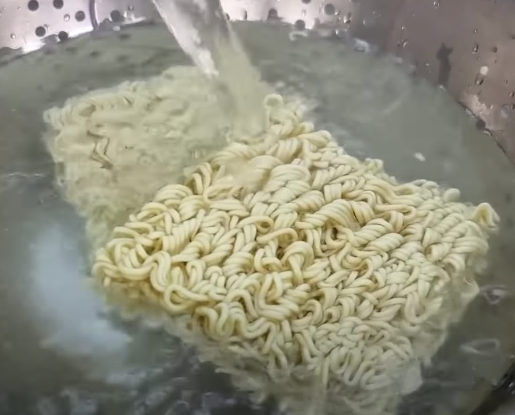 Man uses ramen to turn into a flavorful breakfast that’s packed with flavor