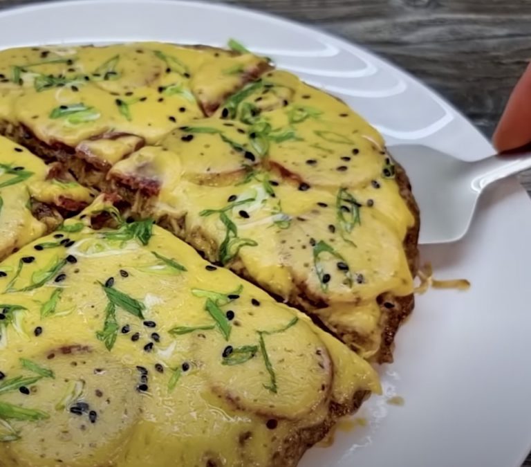 Man uses ramen to turn into a flavorful breakfast that’s packed with flavor