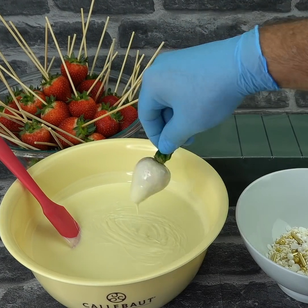 5 steps for making adorable chocolate covered strawberry bouquets