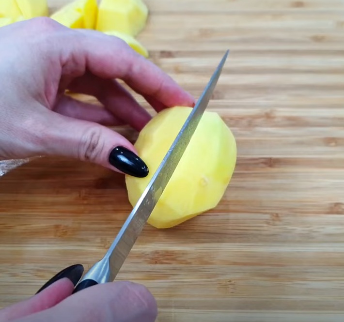 Press balls of mashed potatoes with a glass bottle for a delicious ...