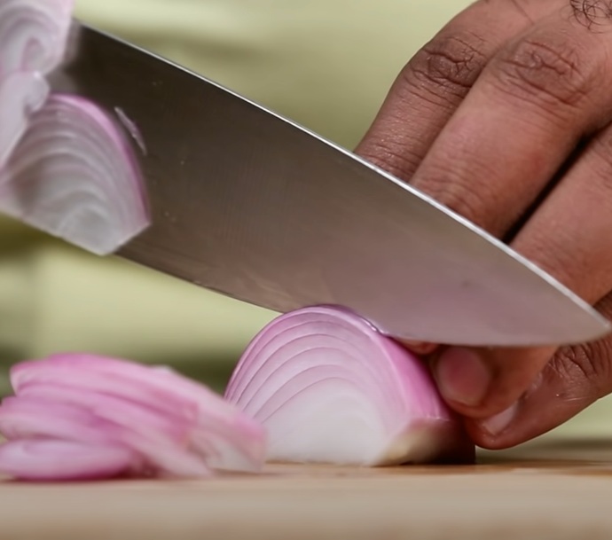 Chef shares all the best ways to cut an onion and earns over 15 million ...