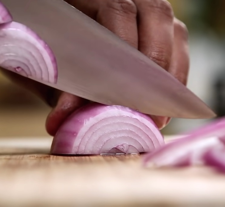 Chef shares all the best ways to cut an onion and earns over 15 million ...
